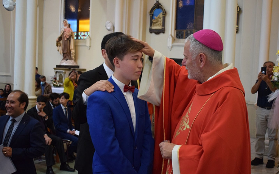 60 Jóvenes y Adultos celebraron el Sacramento de Confirmación