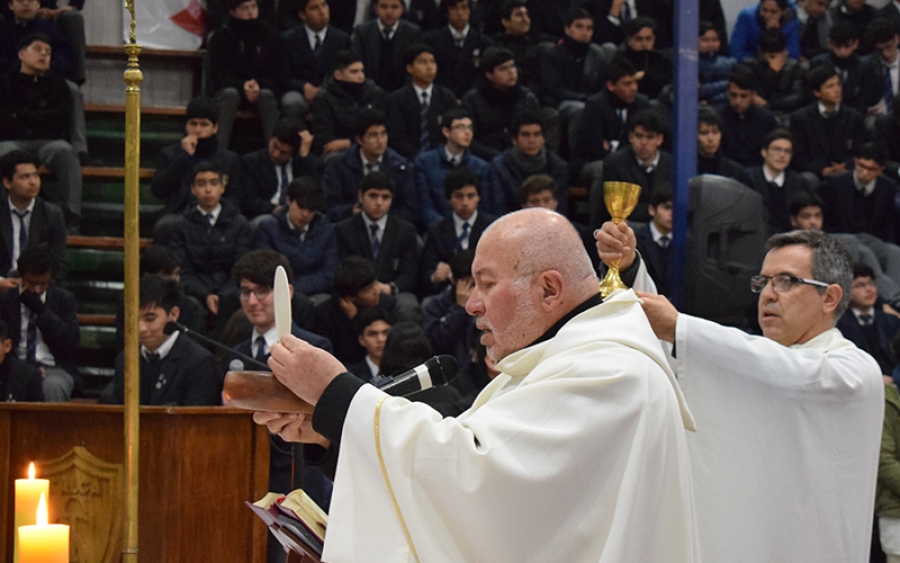 En Jueves Santo Celebramos La Institución De La Eucaristía Y Sacerdocio